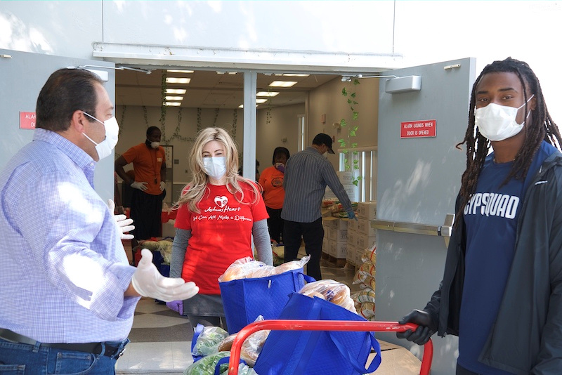 Local NFL star helps champion deliveries to North Miami Beach families ...